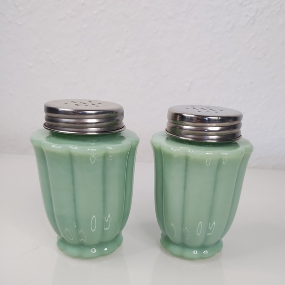 Kitchen | The Pioneer Woman Timeless Beauty Jade Milk Glass Salt Pepper ...